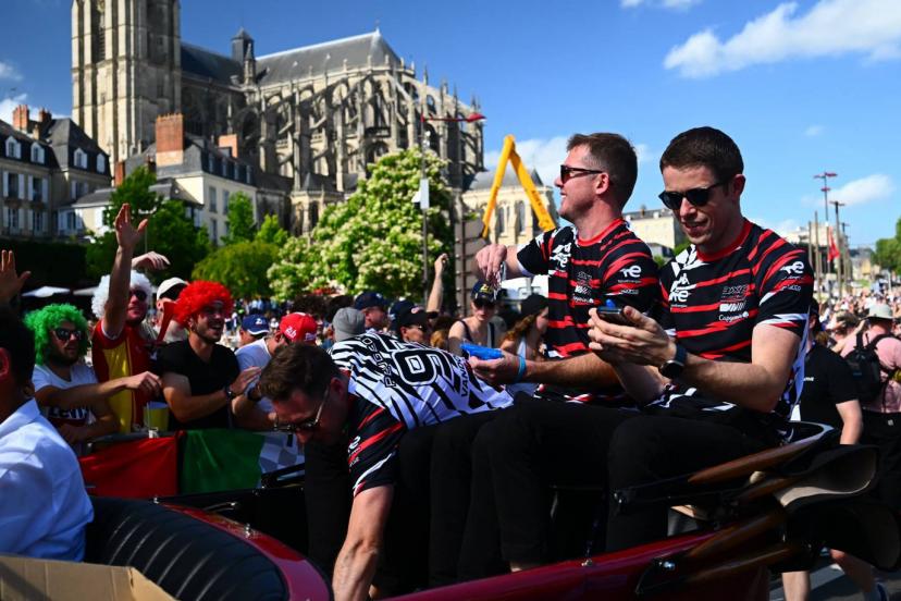 Plongée dans l'effervescence de la parade des pilotes