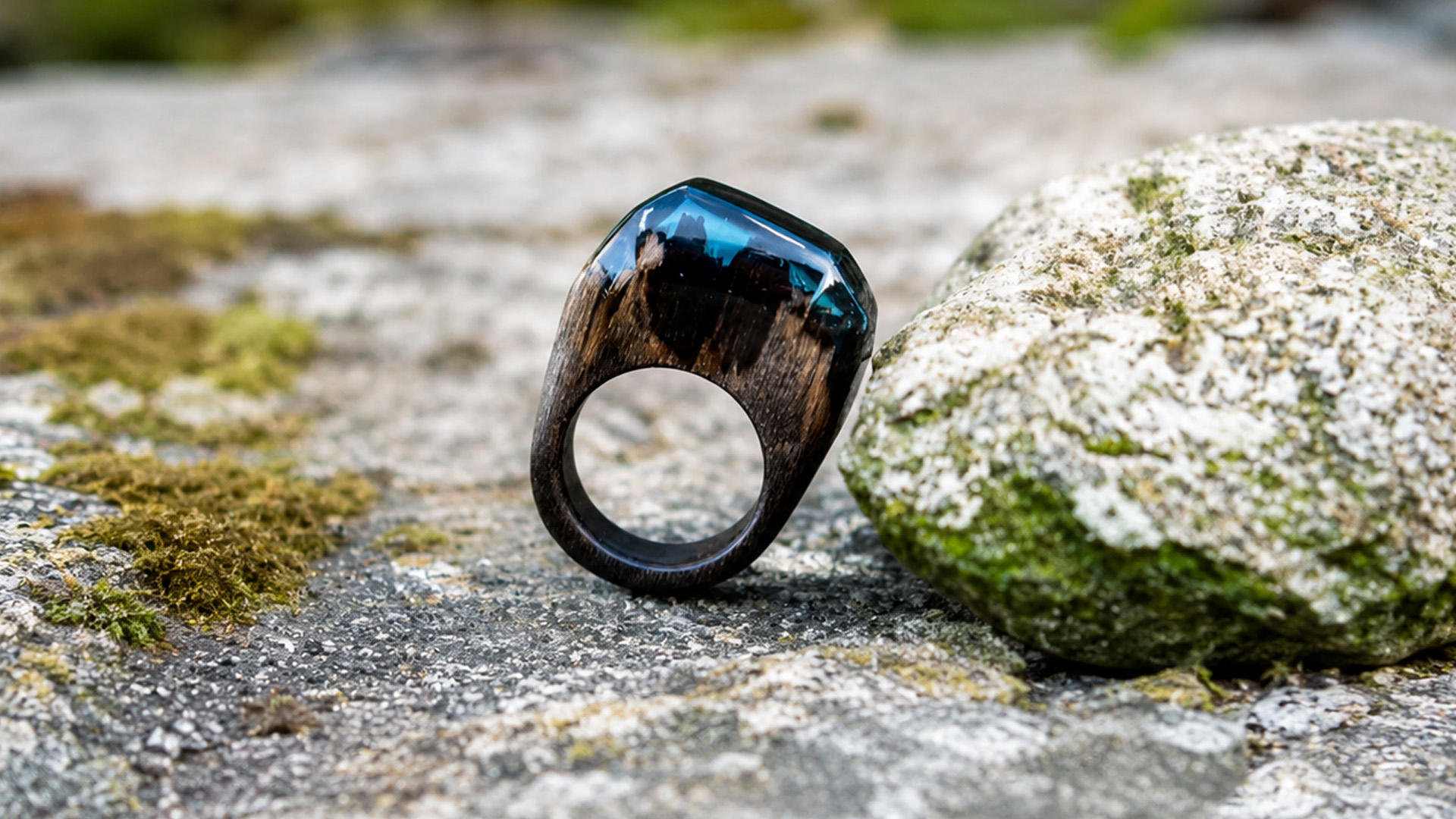 DIY wooden and epoxy resin ring creation