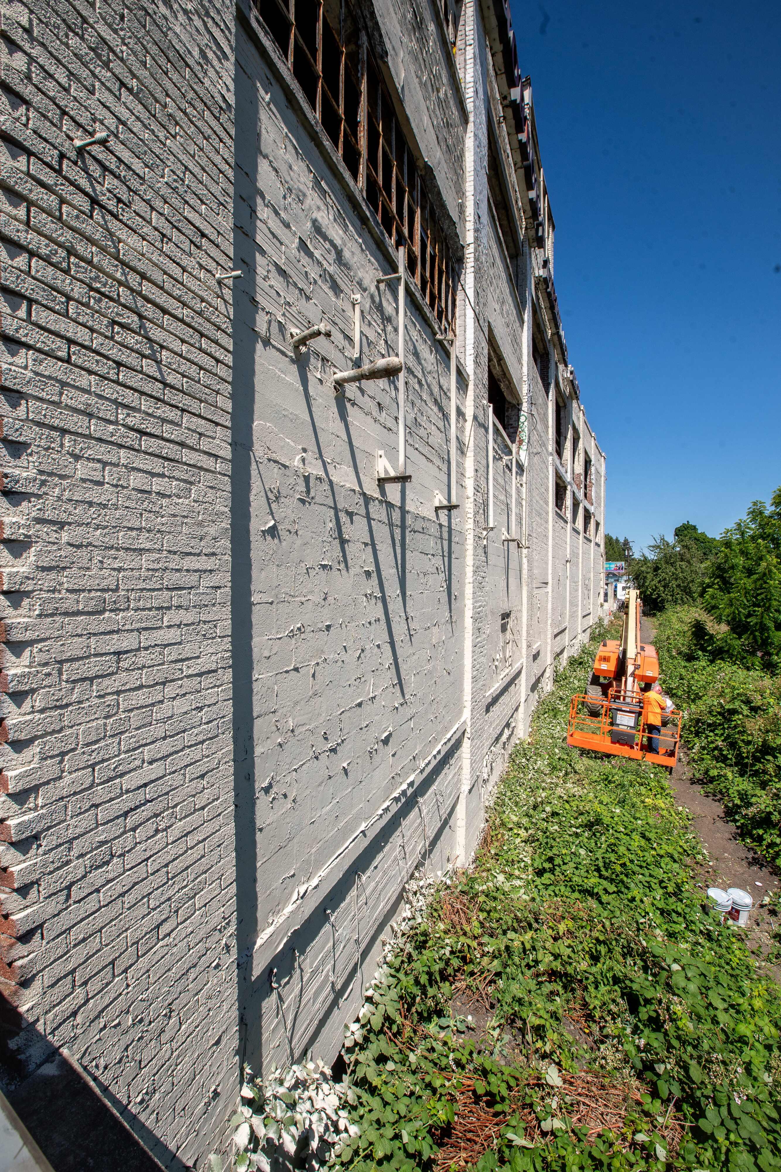 Contractors clean graffiti off this iconic Portland eyesore property