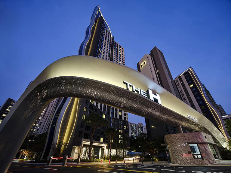 South Korea's apartment gate pillars reach 330 meters, resembling city ...
