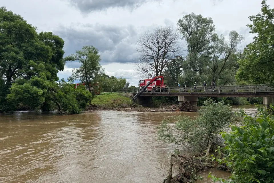 Unwetter-Einsatz in Leibnitz: Feuerwehr räumt verkeilte Baumstämme aus ...