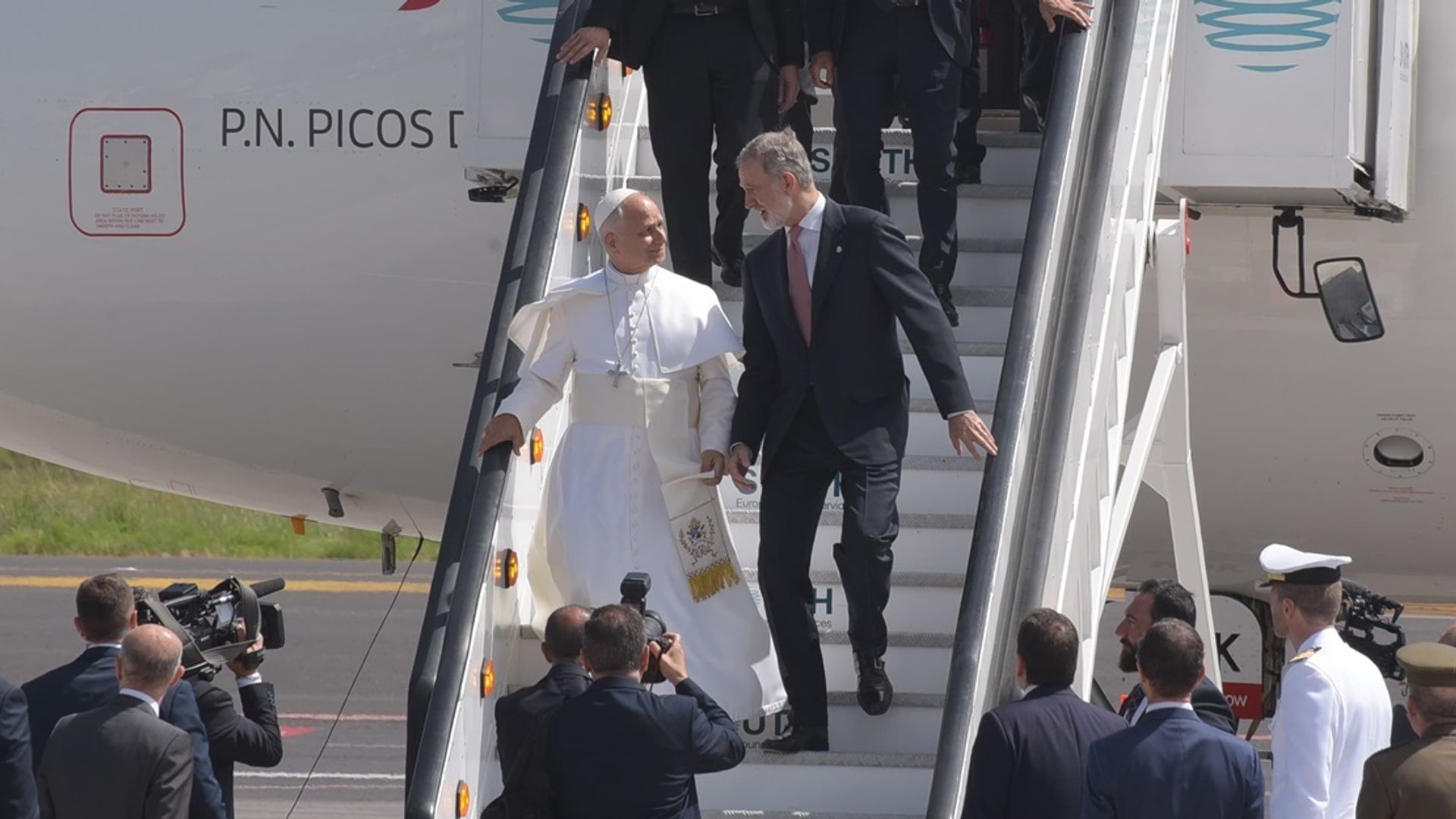El rey Felipe VI presta el Falcón al papa León XIV para regresar a Roma ...