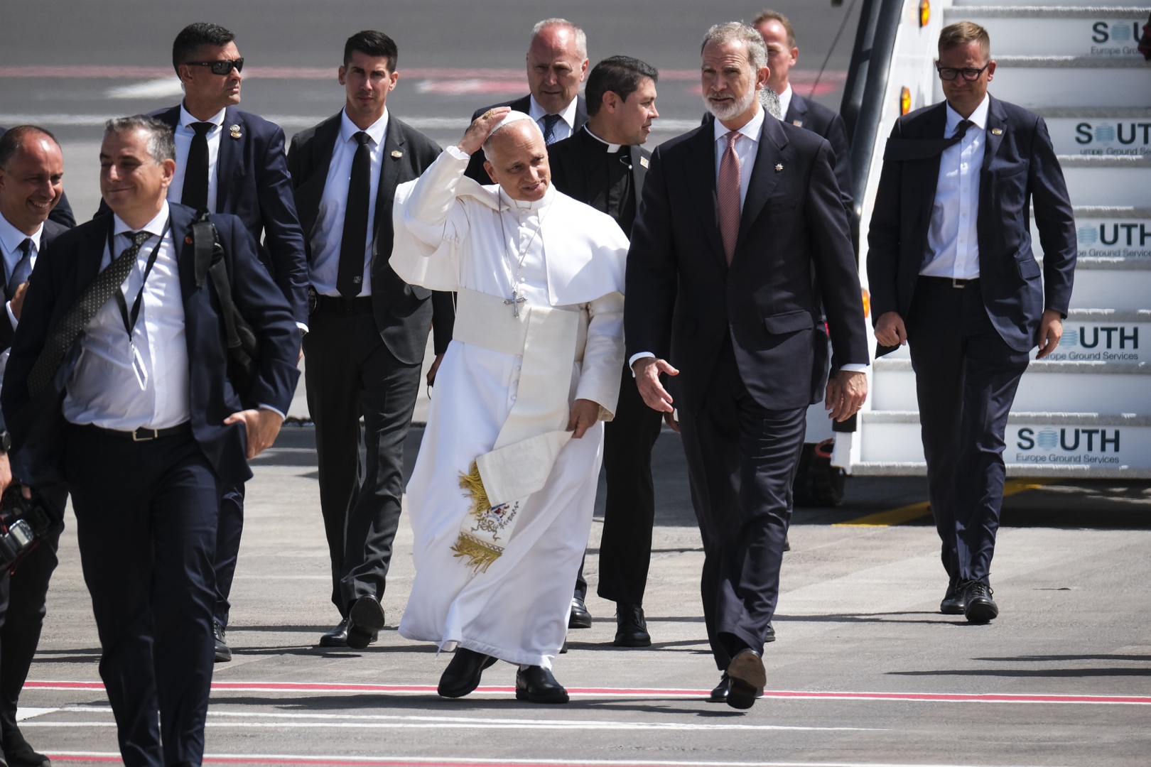 Una incidencia técnica retrasa la salida del avión del papa del ...