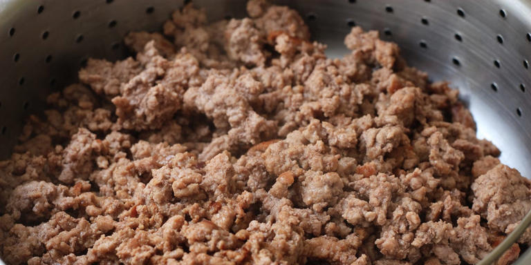 Does rinsing cooked mince make it healthier? Dietitians weigh in