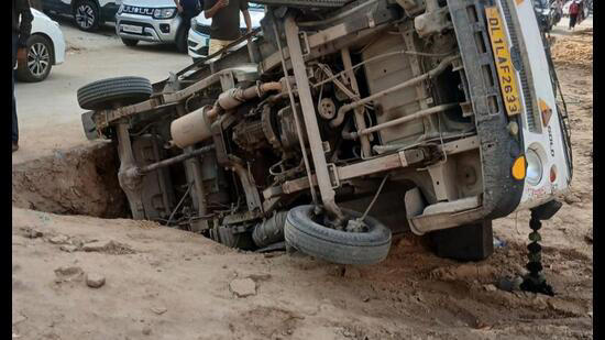 Dug-up roads, open pits plague Sector 16 IDC stretch