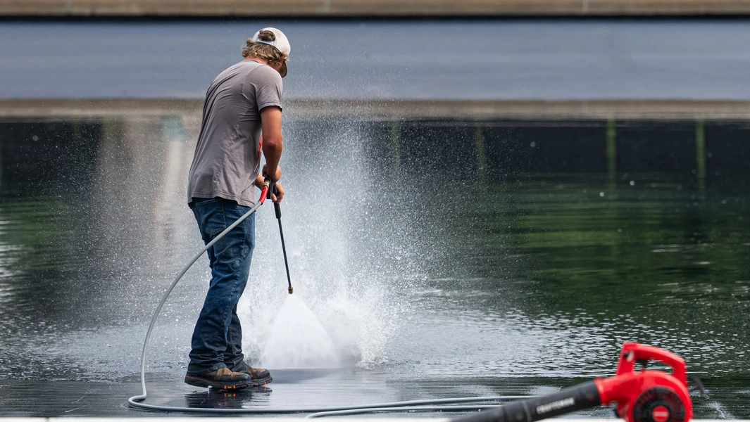 Removing and preventing green algae on concrete