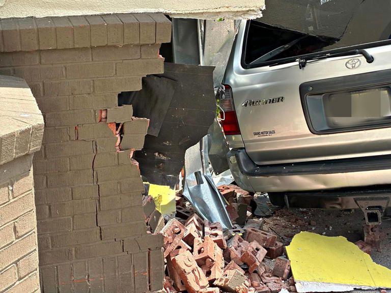 Woman crashes car into CVS in Bergen County on Friday: Police
