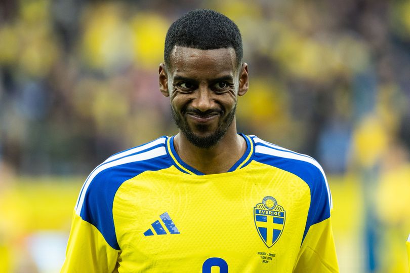 Robbie Fowler 'worried' about Alexander Isak as Liverpool faces World ...