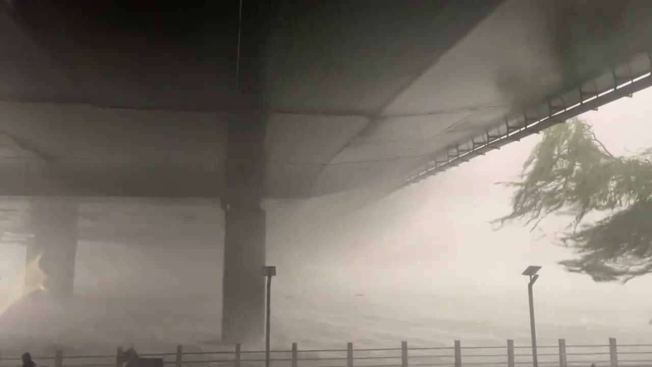 Severe wind and rain sweep through riverside area in Shijiazhuang ...