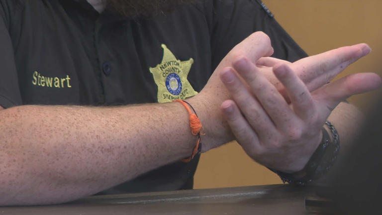 Mississippi officers learn sign language to better serve deaf community