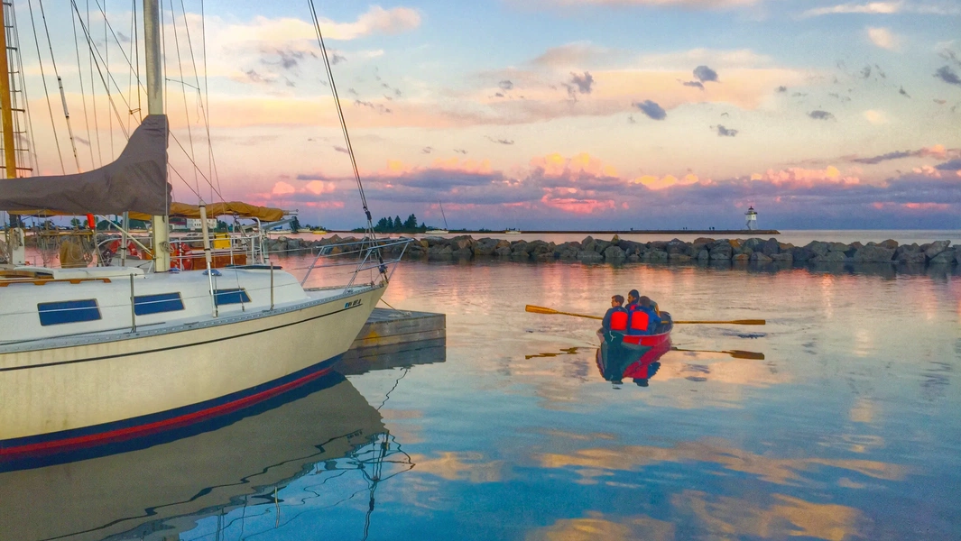12 scenic Midwest towns with waterfront charm