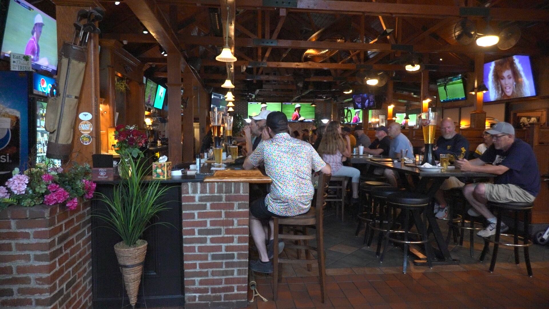 Fans pack local restaurant for College Baseball World Series watch party