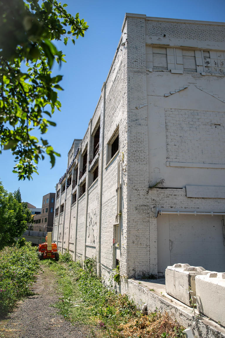 Contractors clean graffiti off this iconic Portland eyesore property