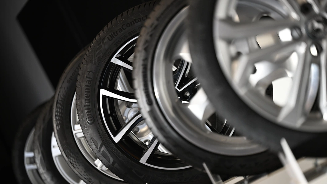 Comparing dealership, independent, and online tire buying
