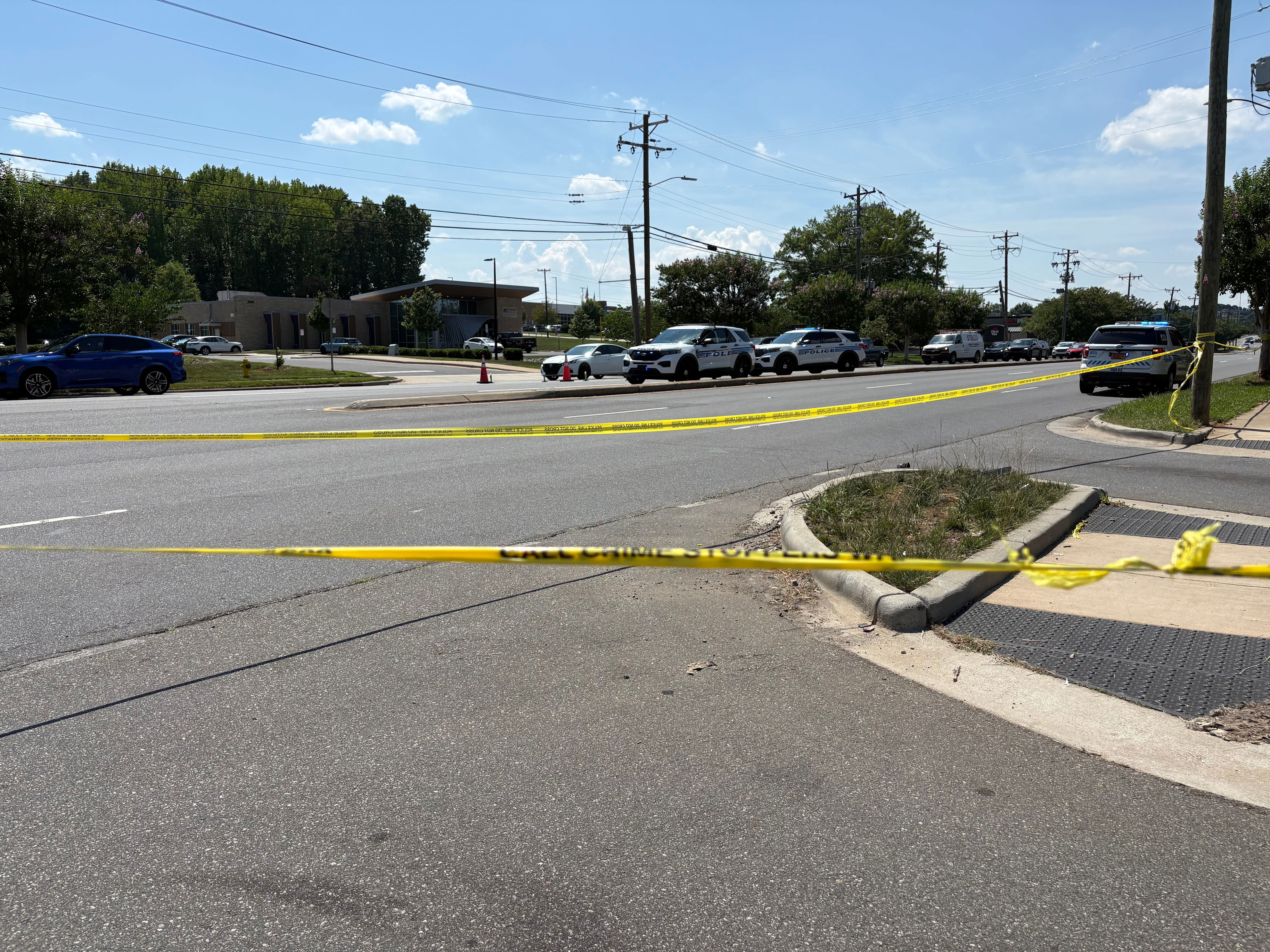 Deadly crash closes intersection in west Charlotte, police say