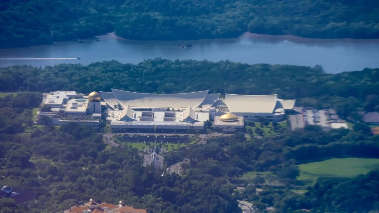 Sultan of Brunei owns the world's largest home and it's a $1.4 billion ...