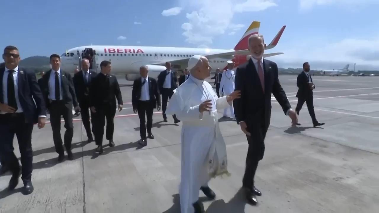 Spain king offers pope lift on royal plane after papal flight grounded