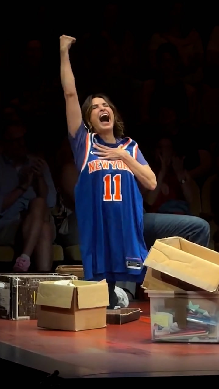 Mariska Hargitay pulls out Knicks jersey on stage during Broadway ...