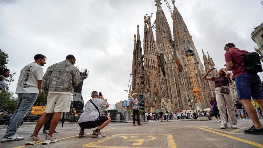 Pope leads inauguration of Sagrada Família’s tallest tower