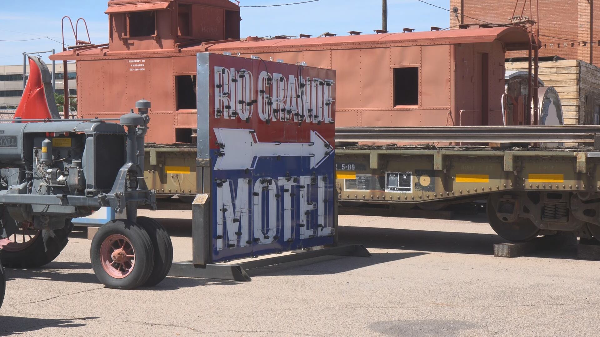 'It takes people back': Man collects New Mexico, Route 66 neon signs