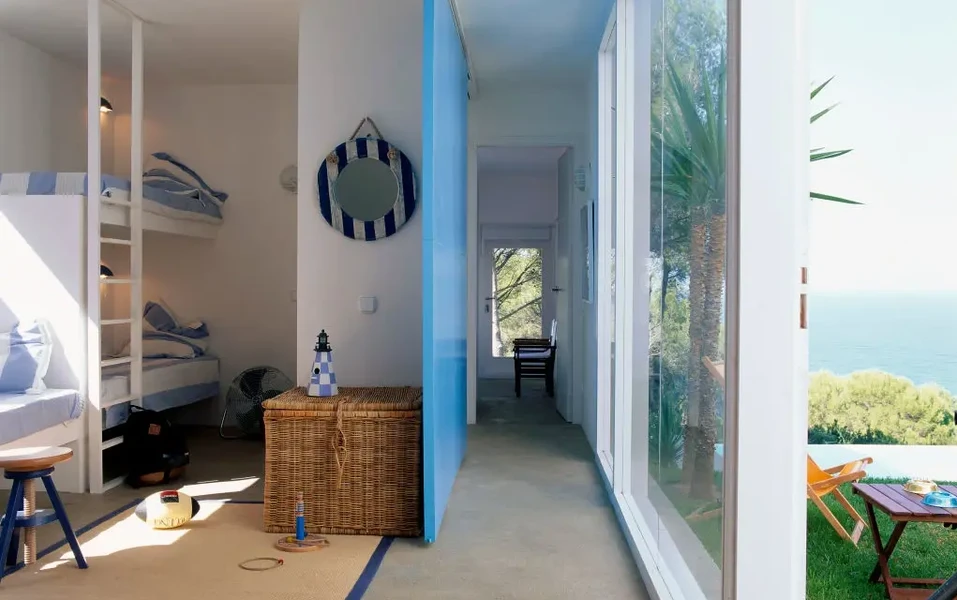 Smart loft bed ideas for tiny spaces