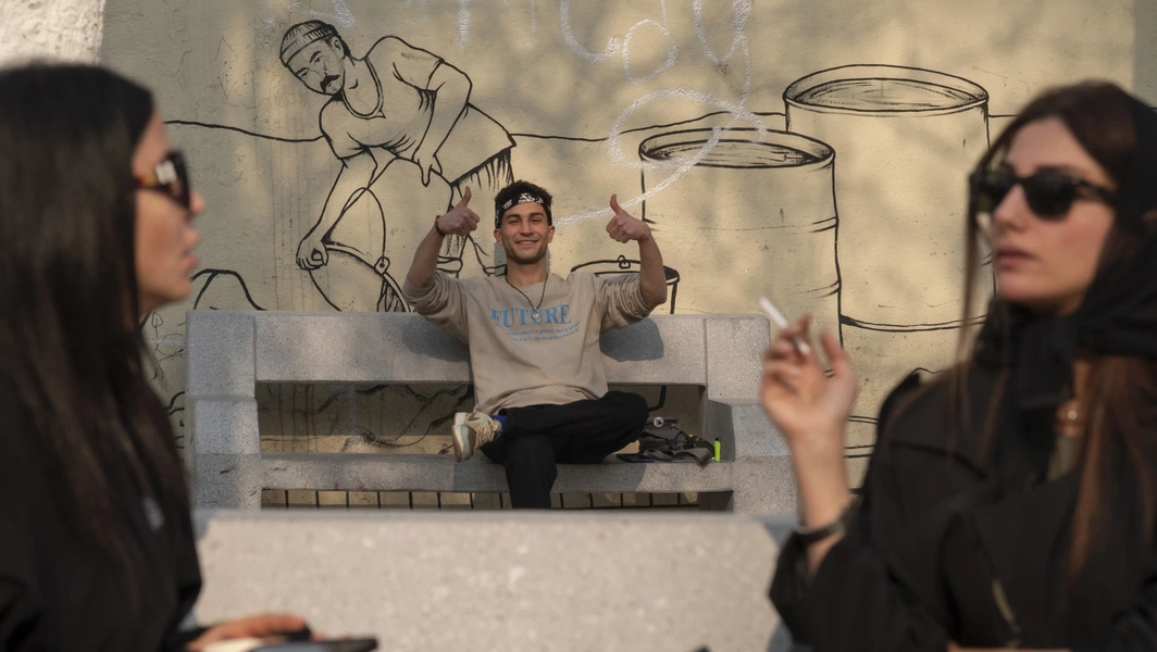 Cultural gestures and customs that can offend abroad