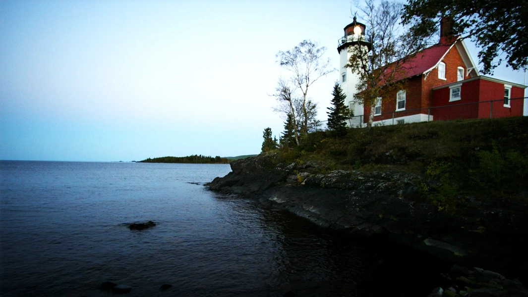 12 scenic Midwest towns with waterfront charm