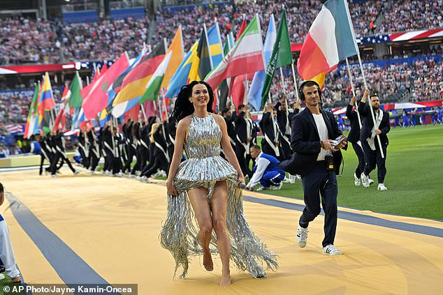 Tom Cruise and Beckhams star at 1st US World Cup game as millions ...