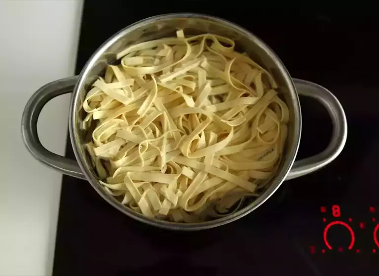 Jak ugotować świeży makaron?