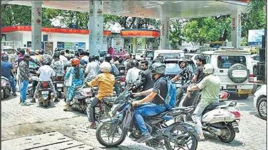 Centre restricts bulk fuel buying at retail pumps, caps diesel sales