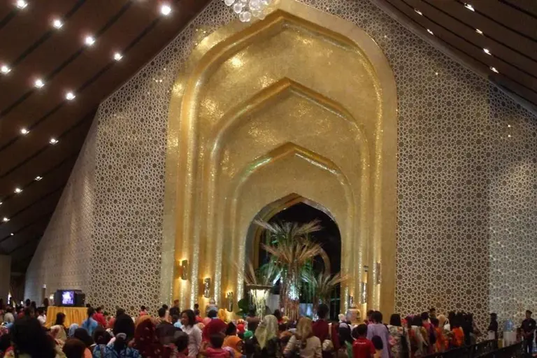 Sultan of Brunei owns the world's largest home and it's a $1.4 billion ...
