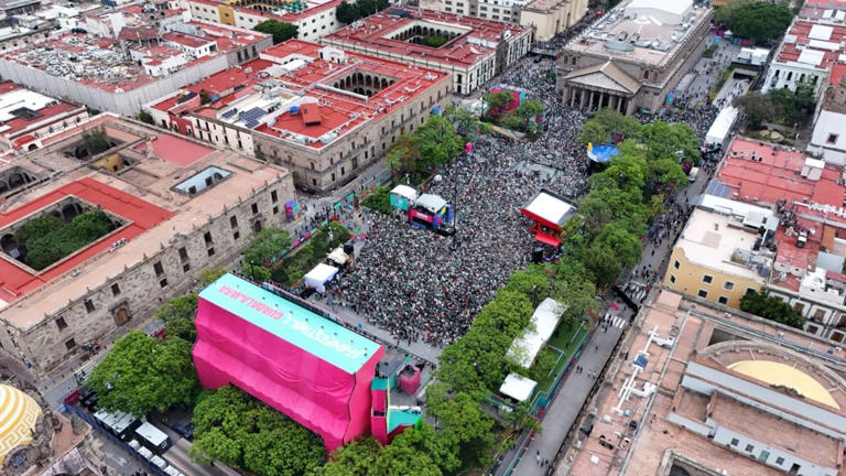 Verónica Delgadillo recorre el Fan Festival tras alcanzar 100% de aforo ...