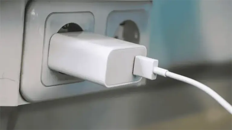 ¿Cuánto luz se consume al cargar el celular?