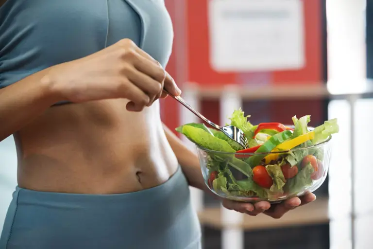 Insalata e pancia gonfia: perché si avverte questa sensazione?