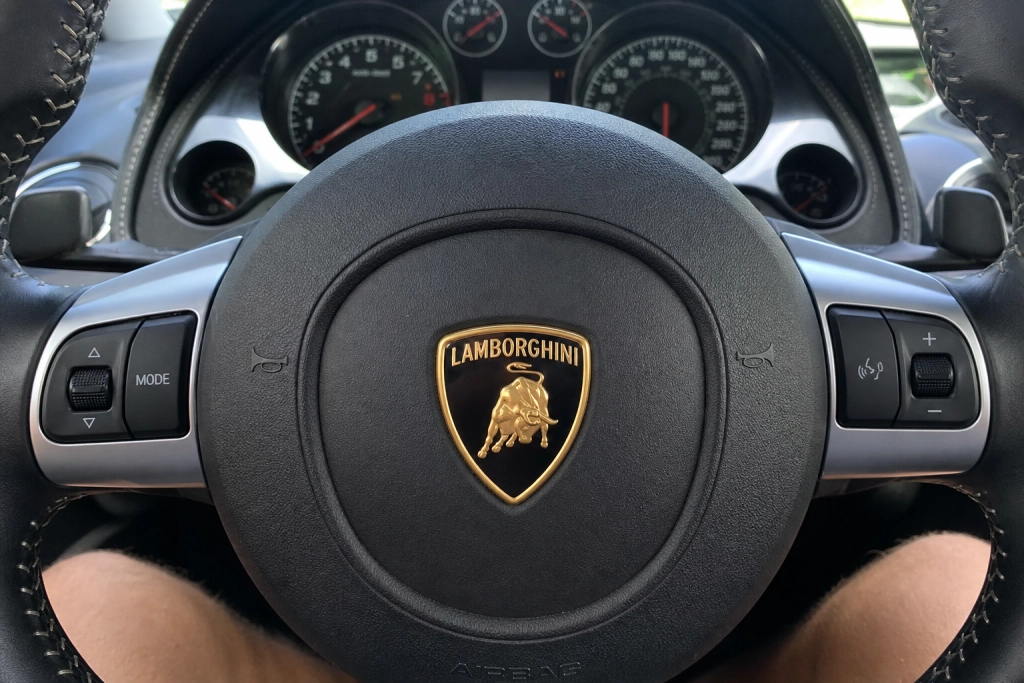 Lamborghini aflyser elbil-plan, mens Ferrari rammes af modstand: "Tæt ...