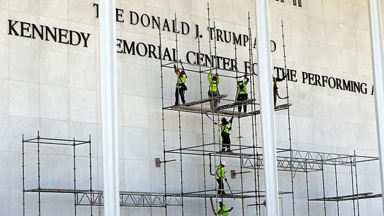 Un juez federal rechaza frenar la retirada del nombre de Trump del ...