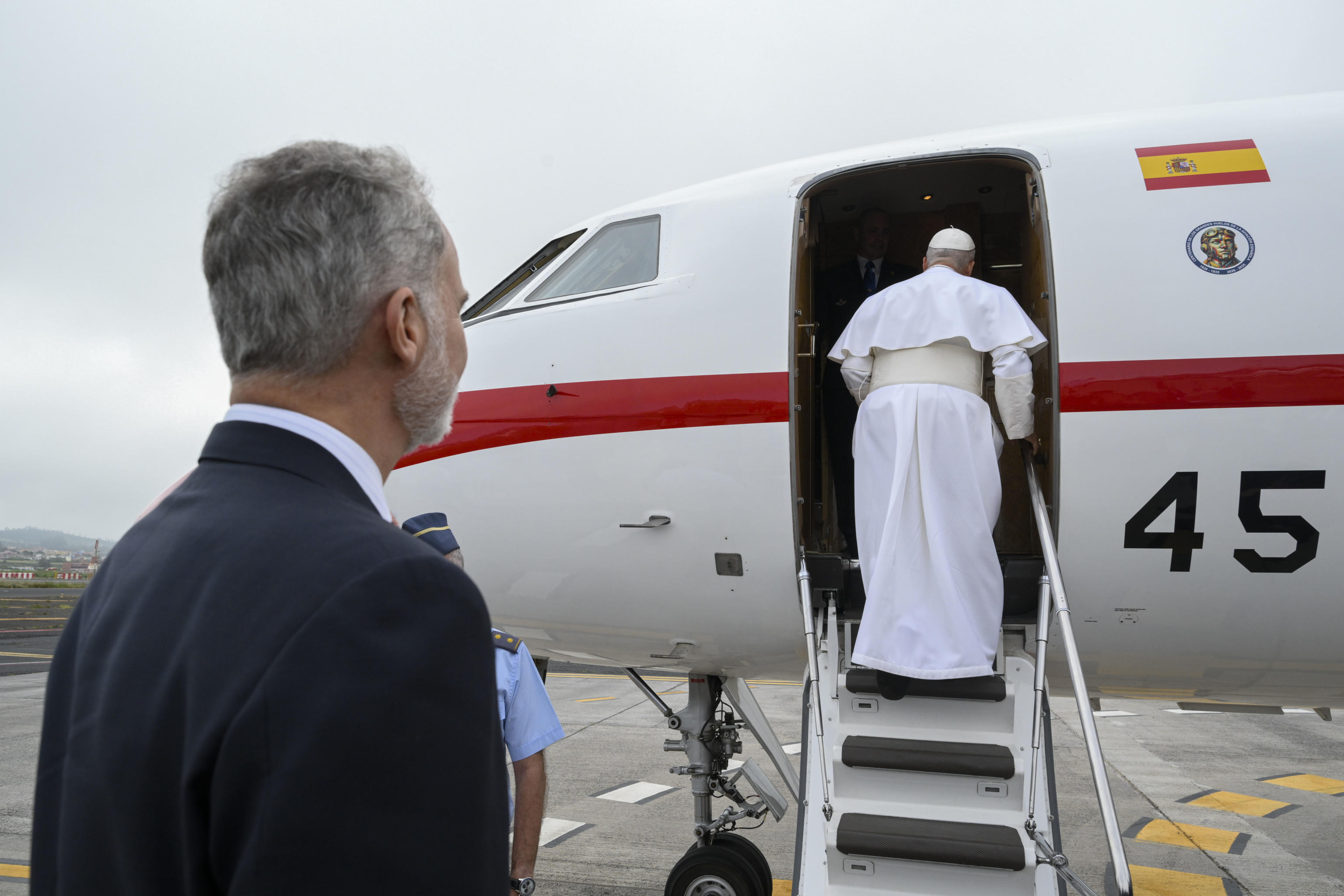 Decollato il Falcon del re Felipe con a bordo Papa Leone
