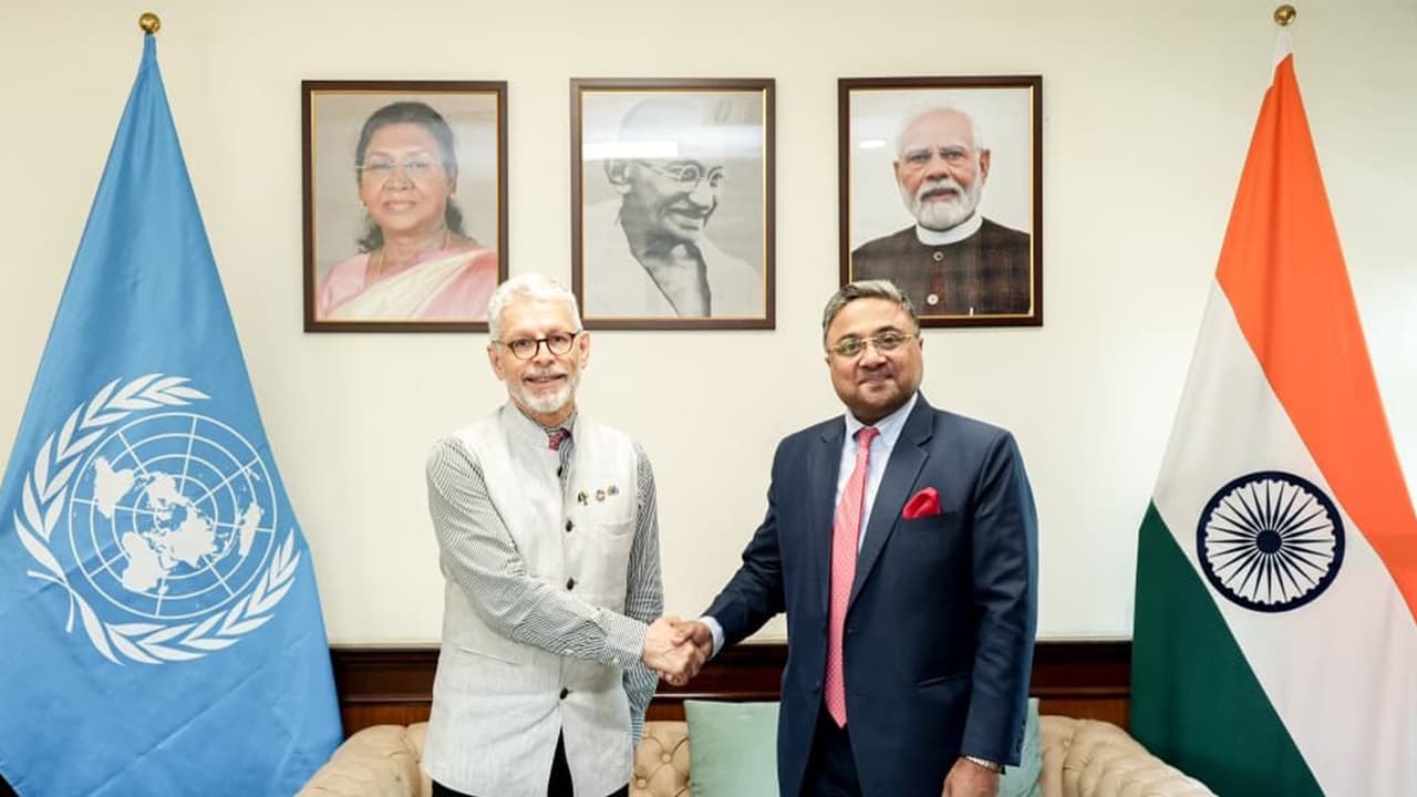 Dr Yvan J-F Hutin presents credentials as WHO representative to India