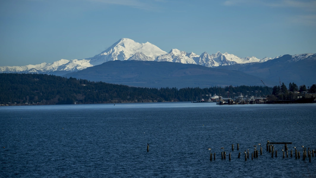 Washington's scenic drives to waterfalls and volcanoes