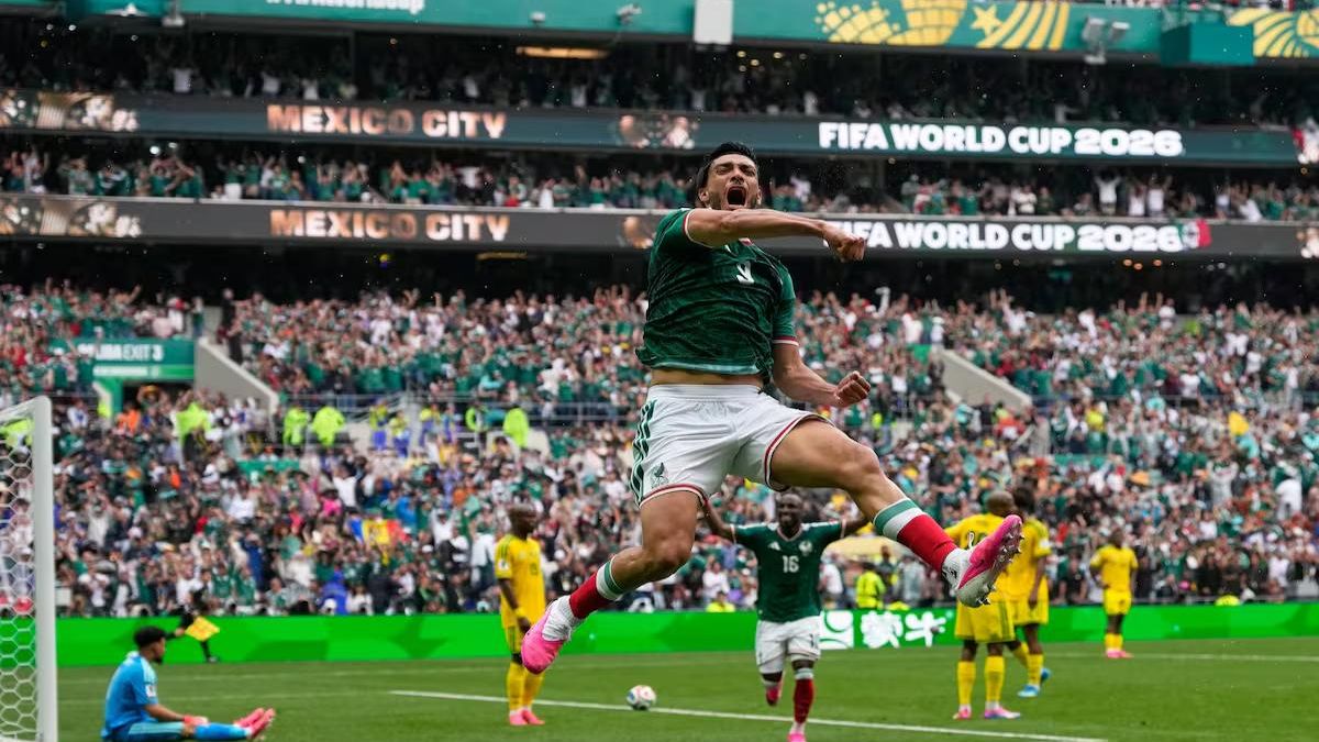 Raúl Jiménez acecha a Chicharito en la tabla histórica del Tri y ...