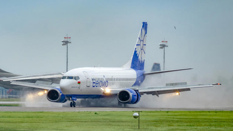 Here's how a plane can land safely with a flat tire
