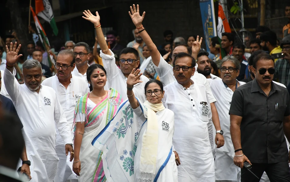 Shatrughan Sinha reaffirms loyalty to Mamata amid TMC split bid