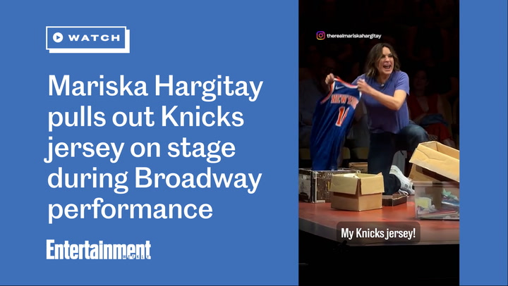 Mariska Hargitay pulls out Knicks jersey on stage during Broadway ...