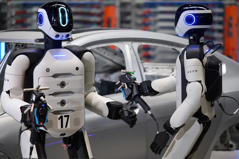 Arbeitsplätze in Gefahr? BMW-Werk in Leipzig testet humanoide Roboter ...