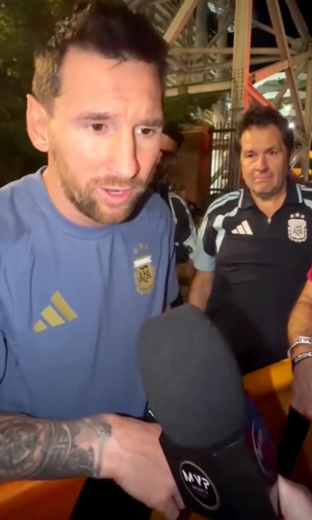 Messi reacts to a journalist with cerebral palsy asking questions after ...