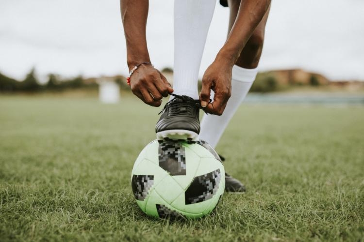Pourquoi est-il interdit de jouer un match officiel de football pieds nus