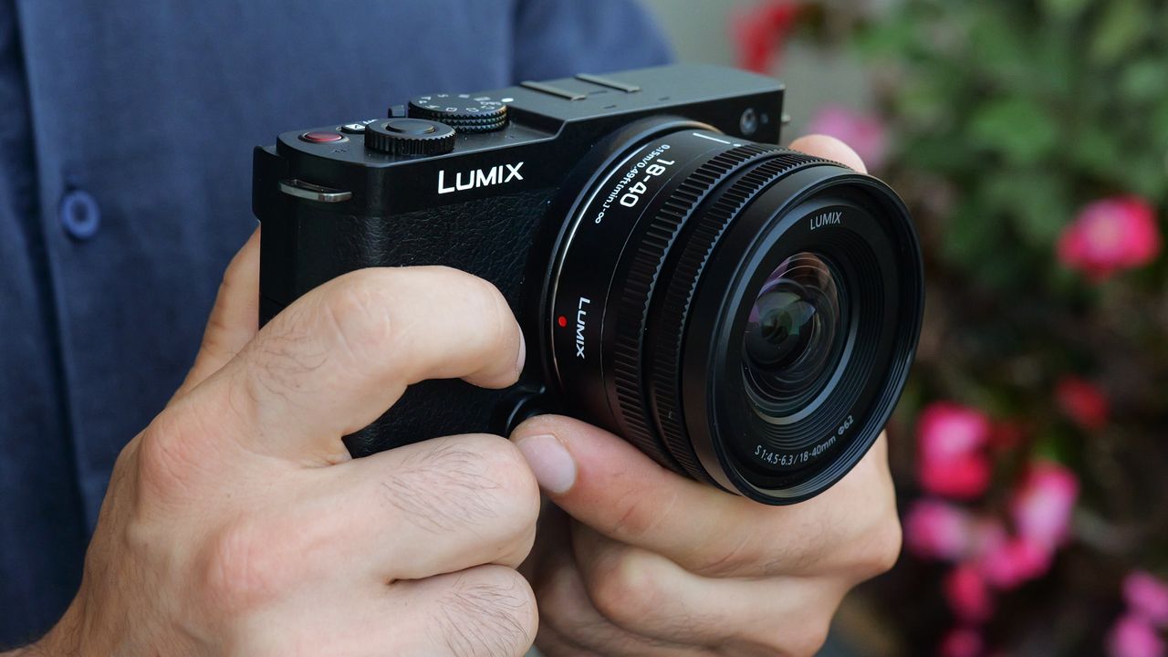 This compact mirrorless firmware bug is exactly why you should wait to ...