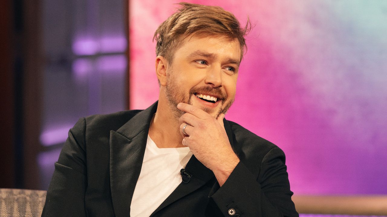 Meet comedian Iain Stirling, the voice behind the iconic 'Love Island ...