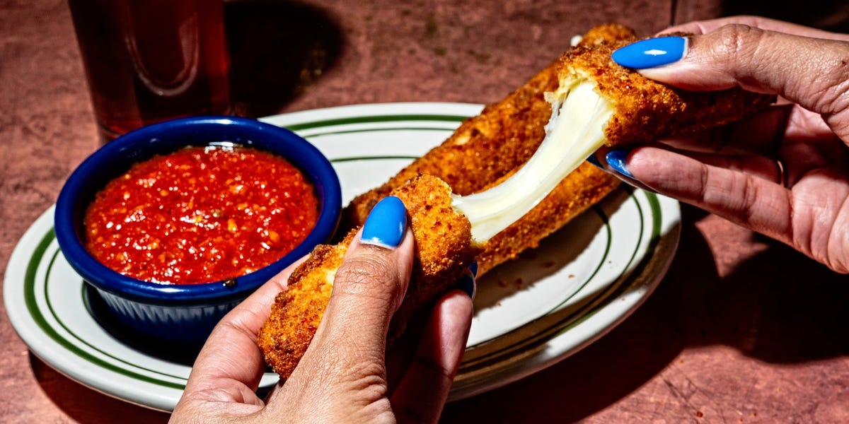 I tried mozzarella sticks from 3 chain restaurants—one was shockingly ...