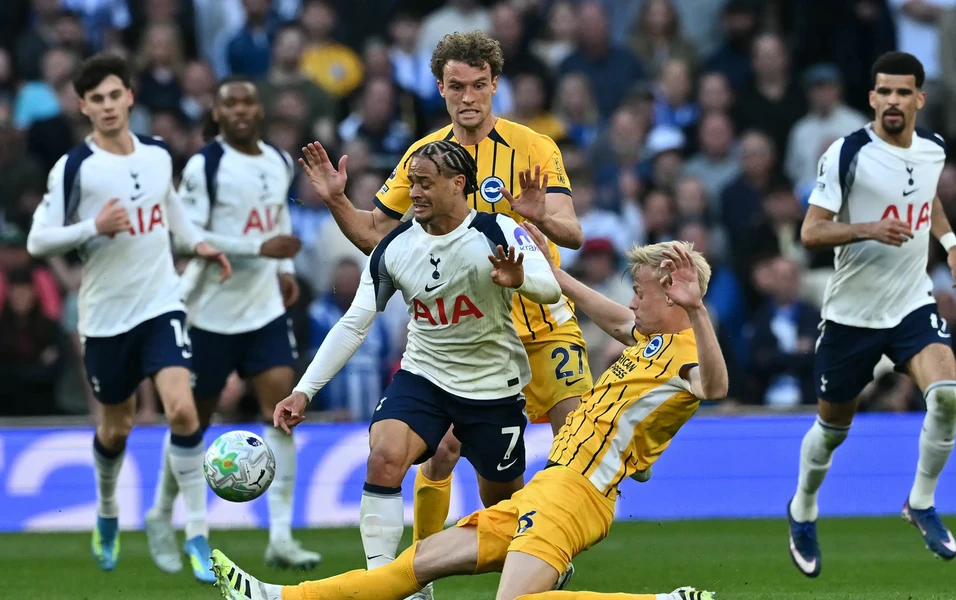 Brighton bid £30m for Vušković as Spurs eye Van Hecke